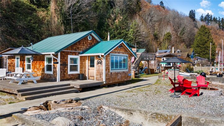 Home for sale in Clinton: 8003 Possession Beach Walk, Clinton, WA 98236