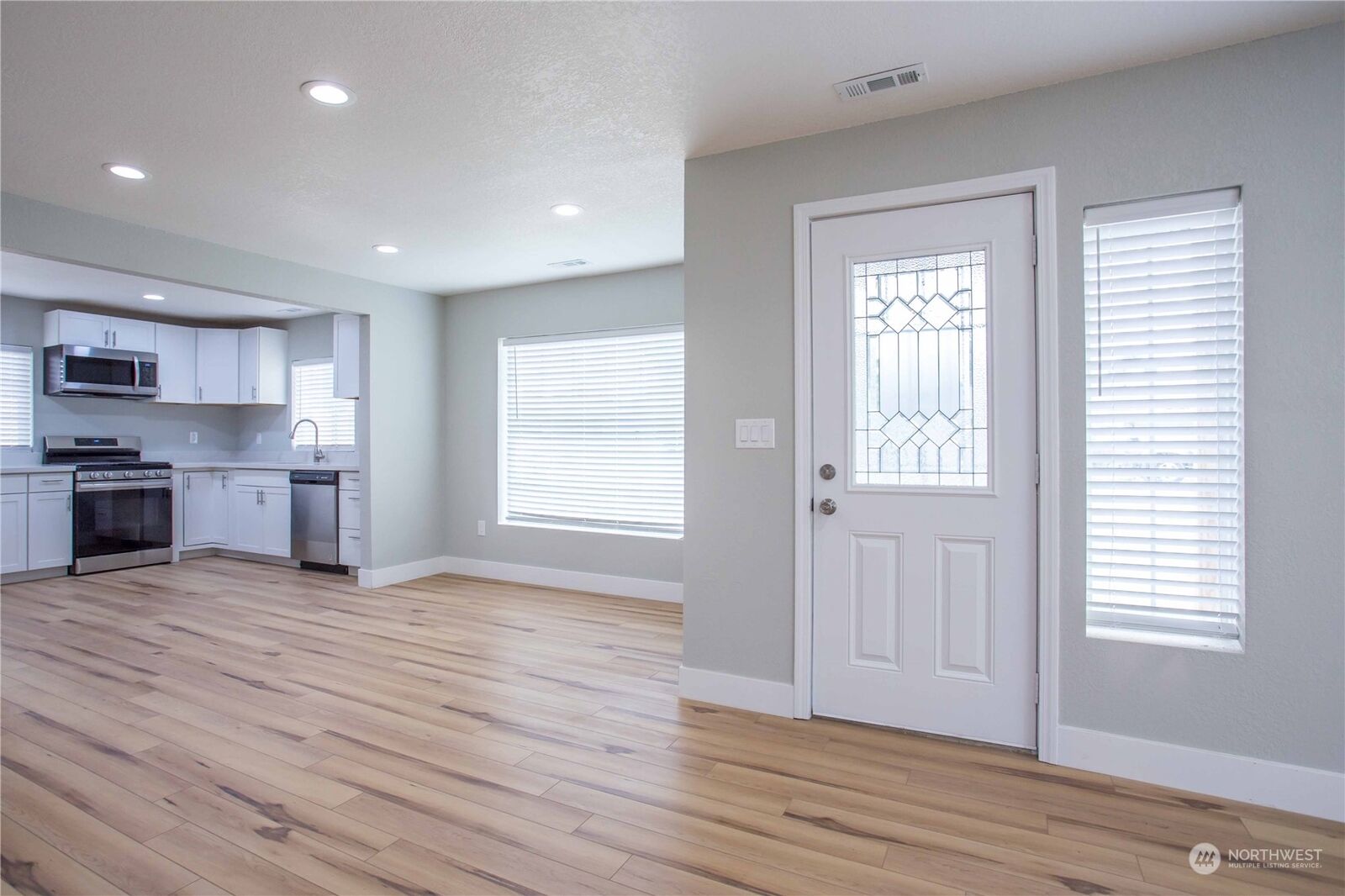 3 bed Sumas home for sale: 231 Cleveland Street, Sumas, WA 98295