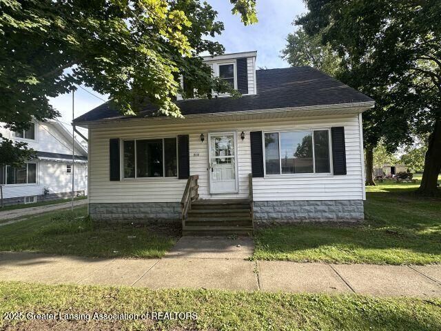 House for sale in Perrinton: 213 W Fulton Street, Perrinton, MI 48871