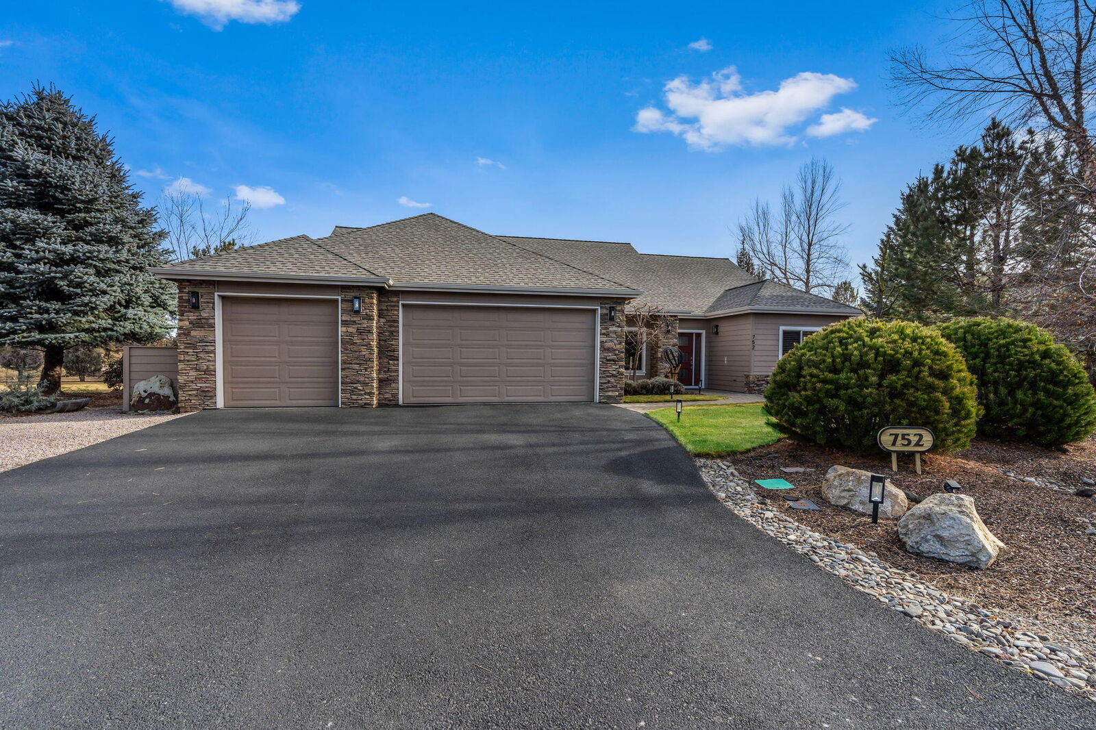 House for sale in Redmond: 752 Crystal Falls Court, Redmond, OR 97756